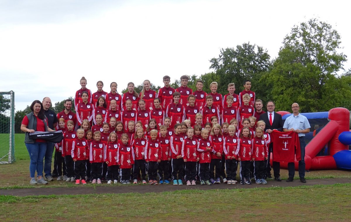 Neue Trainingsanzüge vorgestellt – TSV 05 Allendorf/Lahn e.V.